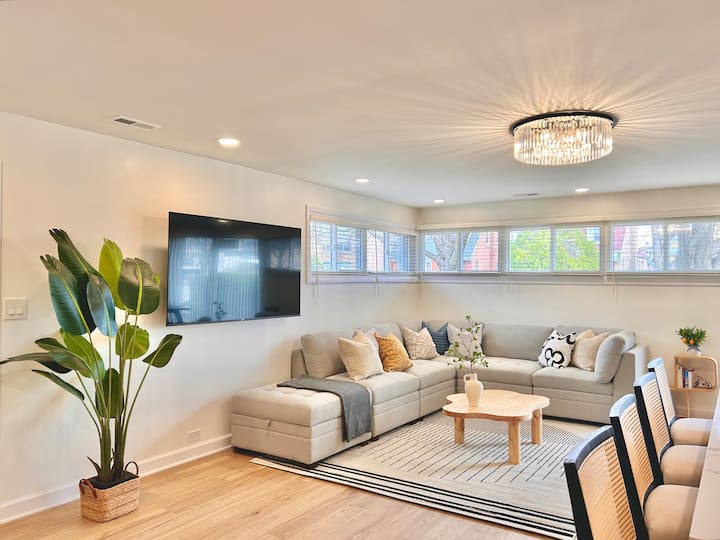 New Cozy 5bed Stay |2bath |3parking |Good Location - Evanston, IL