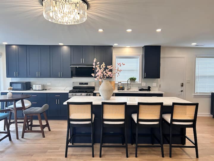 Modern 4bed |5beds |2bath |3parking |Prime Area - Chicago