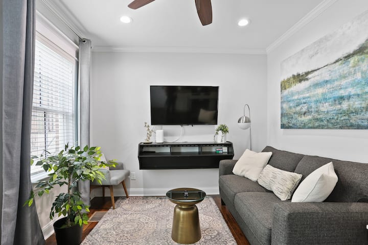 Carriage House Luxe • King Suite - Savannah, GA