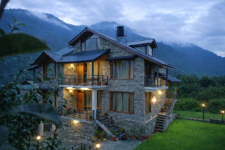 Odbostays Manali - Luxury Cottage Amidst Mountains - Himachal Pradesh