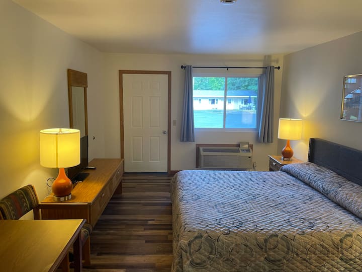Lakeside Motel Economy 1 King - Wisconsin
