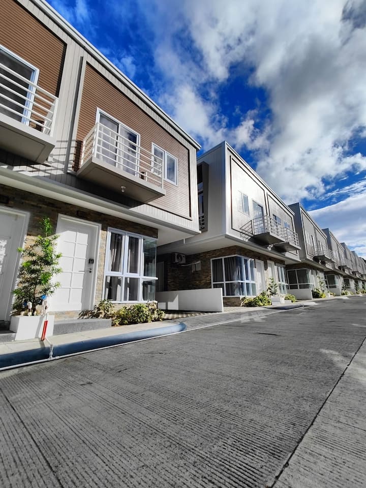 9 Bed Cool Staycation -Videoke, Smarttv, Unliwifi - Tagaytay