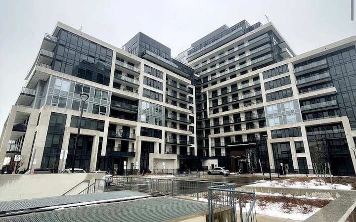 Luxe Condo | Wine + Skyline View - Oakville