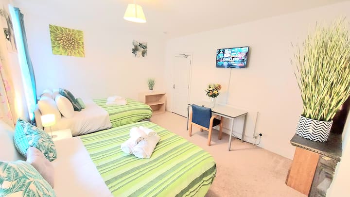 Cosy 5 Beds Sleep14, 4 Long-term - Chatham