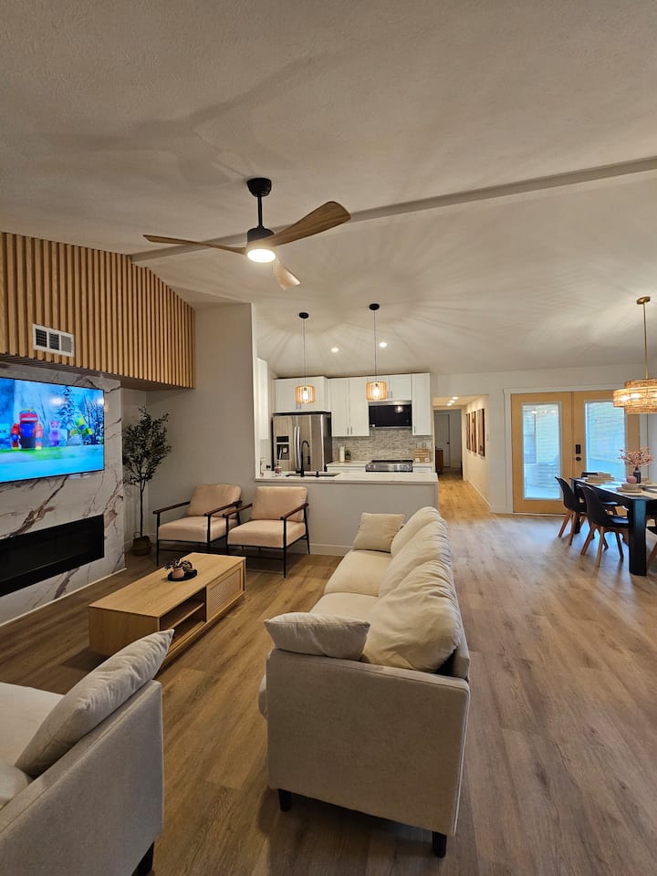 Cozy Modern Organic Townhome - The Colony, TX