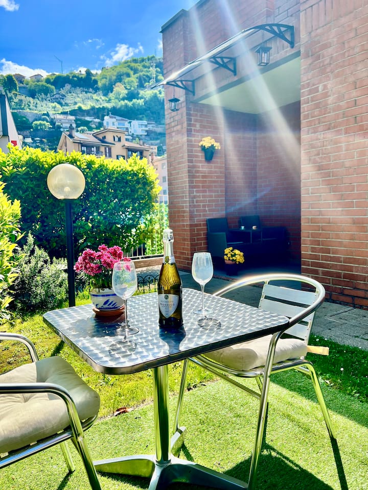 House Poppa-a Step From The Lake - Menaggio
