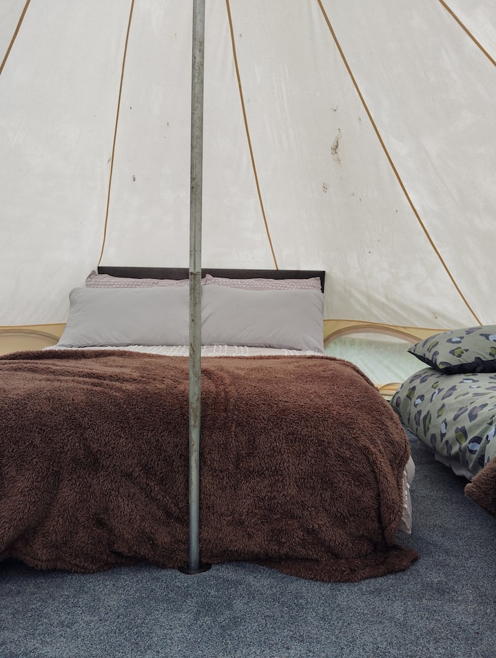 Affordable Glamping Bell Tent Sleeps. 3 ( York ) - York
