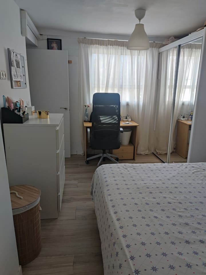 Hermosa Habitación Iluminada Con Baño - Camas