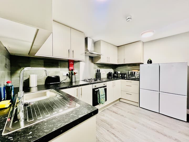 Quirky 5br 3bath | Free Parking |Basildon|sleeps 7 - Basildon