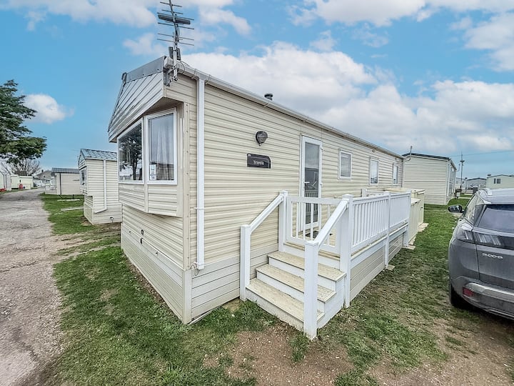 Caravan With Decking At Suffolk Sands Ref 45054c - Felixstowe