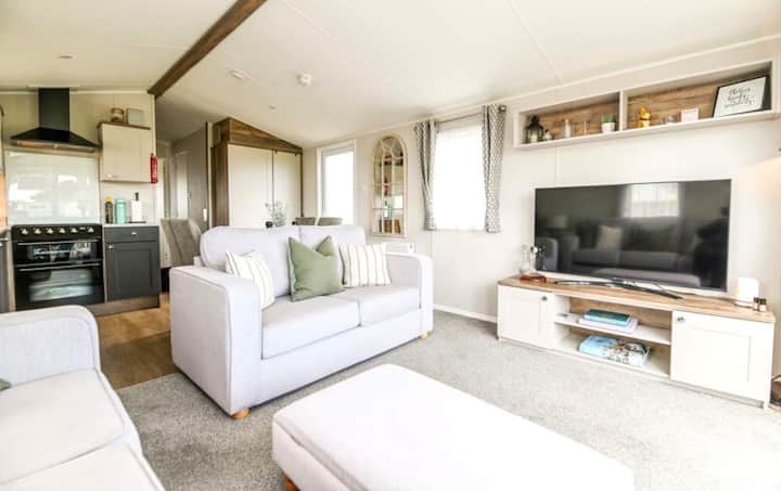 Luxury 2024 Caravan 2 Bedrooms - Mudeford