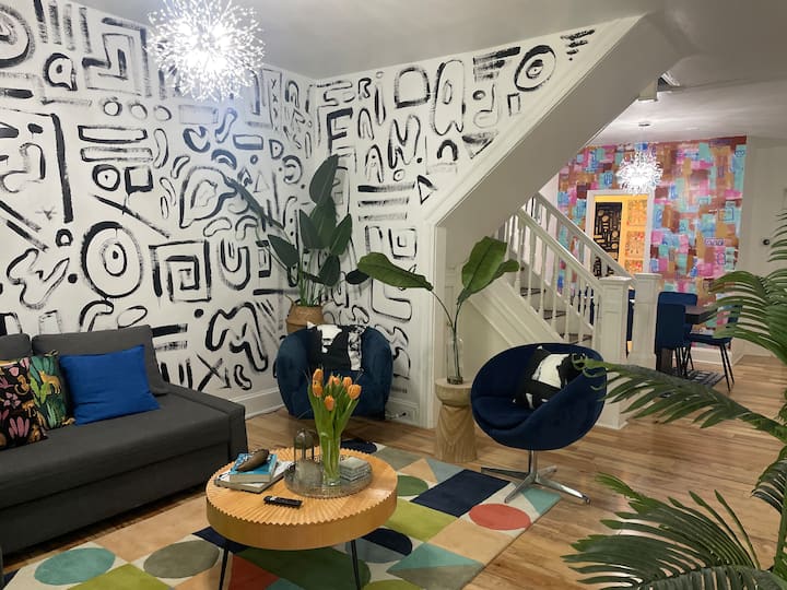 Colorful Jungle Themed Home! Wine, Yard And Fun! - Towson, MD