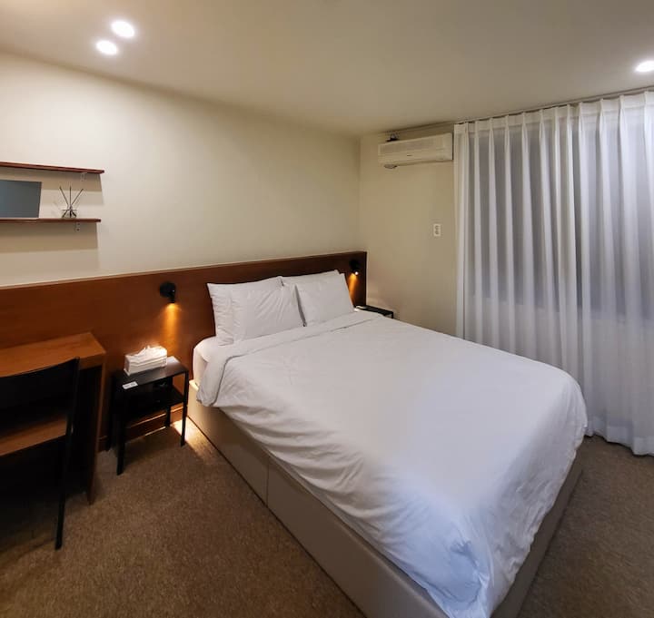 [Book&type_23] 한옥마을 도보 1분, 넓은 주차장, 북카페가 있는 신규숙소 - Jeonju-si