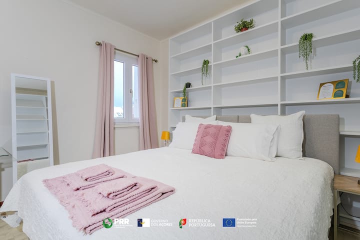 Private Room With Shared Bathroom & Breakfast - Ponta Delgada