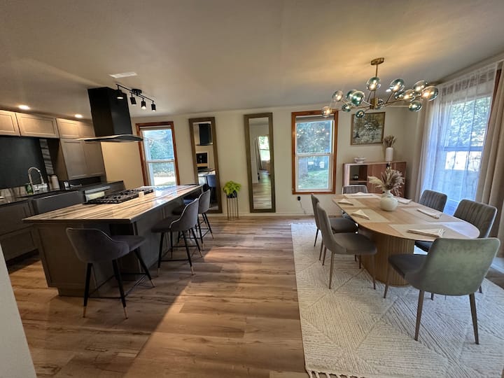 Chic Remodeled Century Home - Olympia, WA