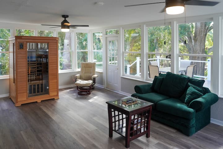 Lake-side Sunroom Oasis Retreat! Private Backyard - Palm Harbor, FL