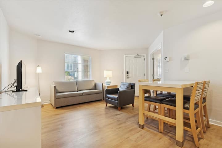 Cozy Extended Stay 2 Bedroom! - West Chester, PA