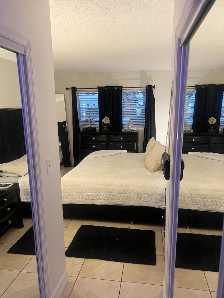 Cozy Gem 5 Minutes From Beach - Hollywood, FL