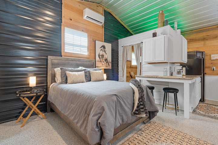 Modern Tiny Home W/ Hot-tub & Firepit - Malvern, AR