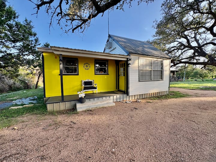 Bee-cozy: Hive Tiny Home Retreat - Dripping Springs, TX