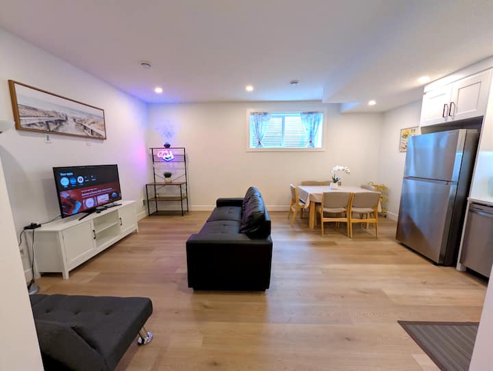Modern New Build Legal King Suite | Near Downtown - Calgary
