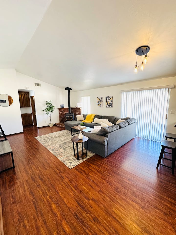 House In Great Neighborhood Close To Hospital - Victorville, CA