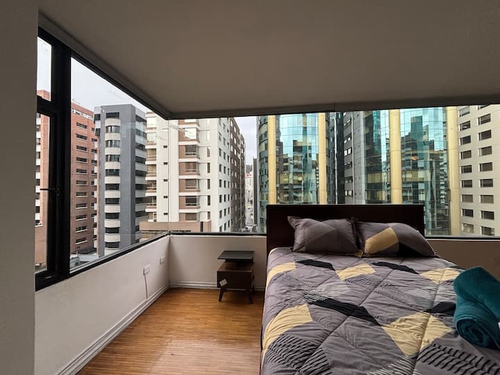 Skyview Penthouse Overlooking Major Avenue - Quito