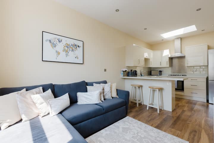 Newly Renovated 2bd Top Floor Flat, West Brompton - Victoria