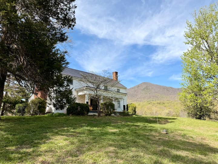 Historic Farmhouse With Mountain Views & Firepit - Bedford, VA