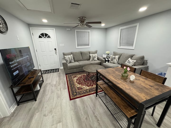 Cozy & Charming 3 Bed Rooms & 2 Bath - Nederland, TX