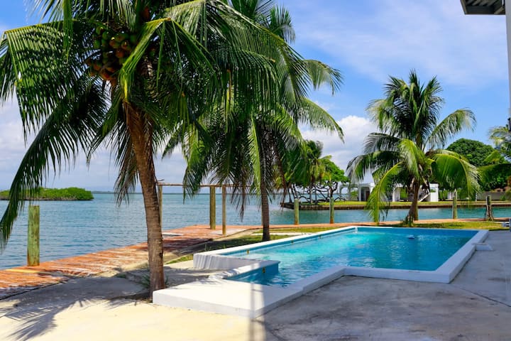 Peaceful Lagoon-view Apart. King Bed, Balcony Pool - Placencia