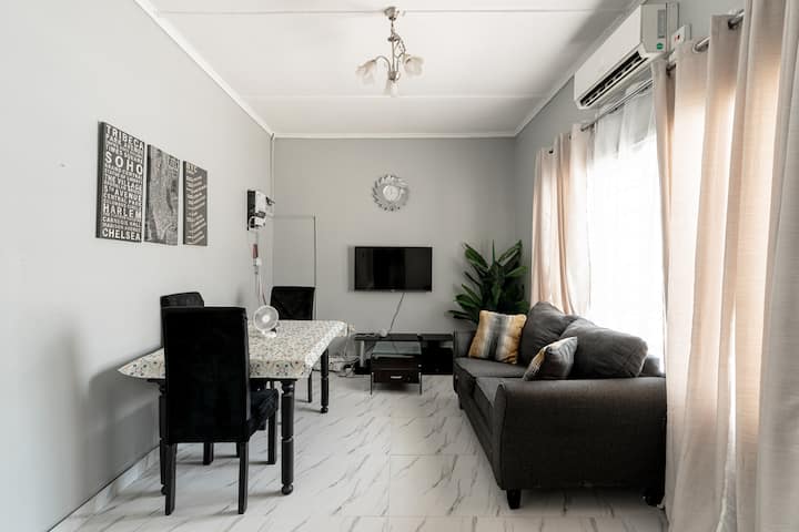 Cozy 2-br Flat Near Best Malls Restaurants &Stores - Lusaka