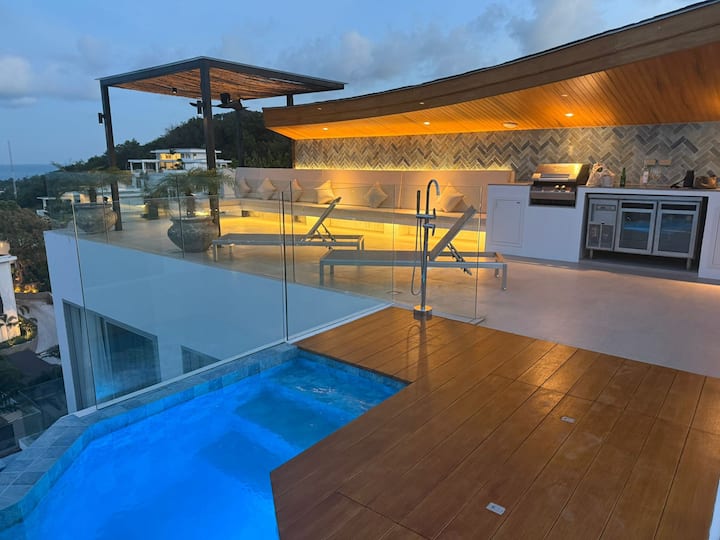 Penthouse Apt. W/ Rooftop Plunge Pool & Large Deck - Tayland