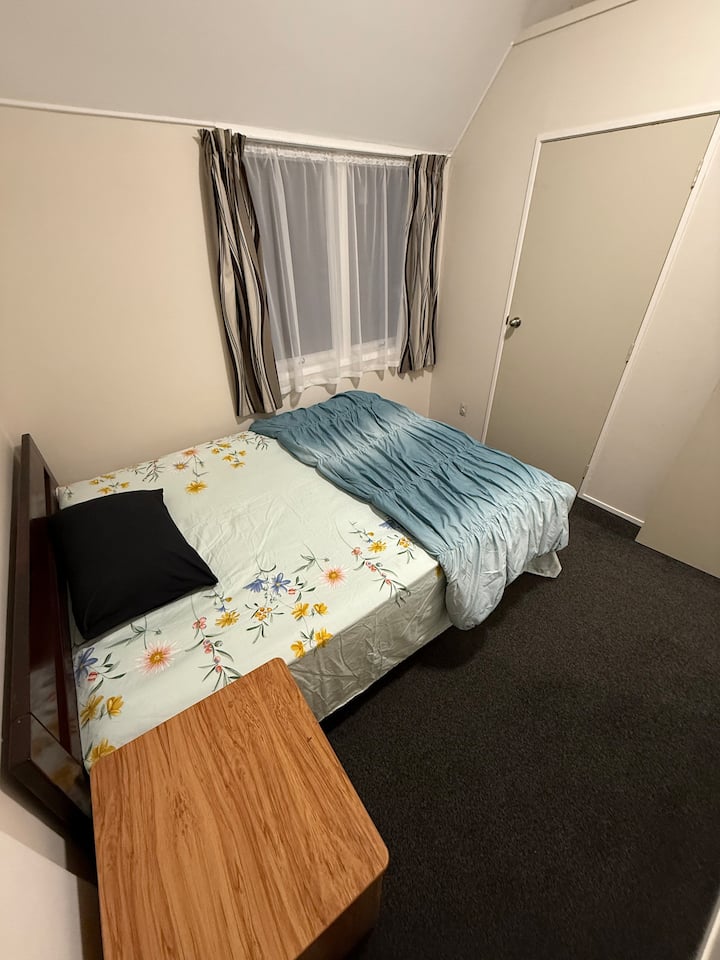 A Room With A Queen Bed - オークランド