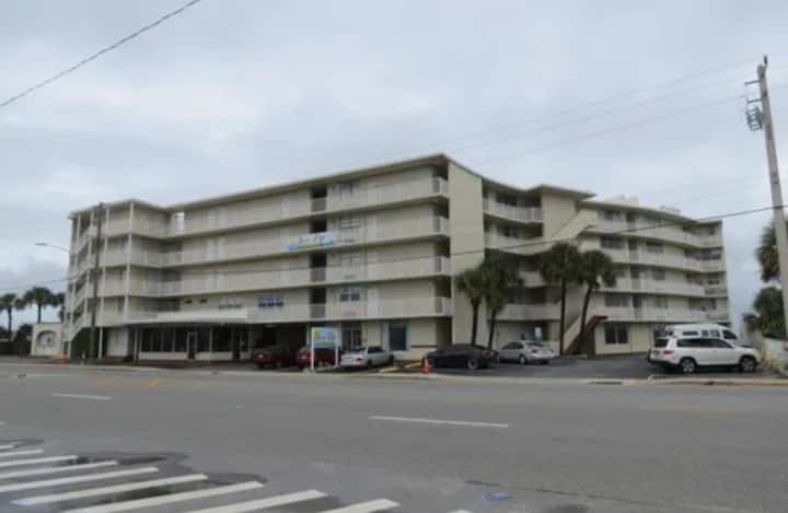 *3rd Floor Small But Cute Condo On Beach 326 - Daytona Beach, FL