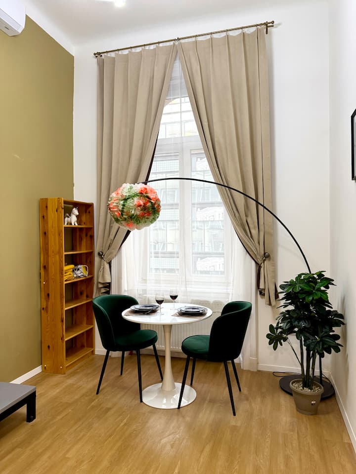 Central Apt | 2 Min To New York Café | A/c & Lift - Budapest