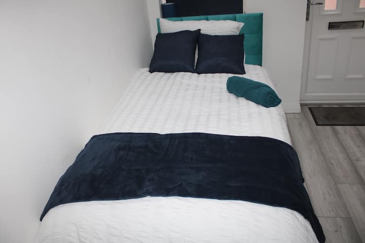 Cosy Studio /Parking/wifi/premium Estate/netflix - Oldham
