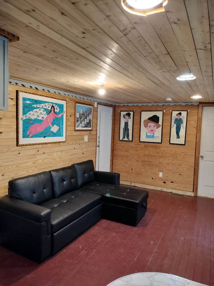 Queen Bed, Couch, Full Bathroom, Tv, Kitchenette - Summerville, GA