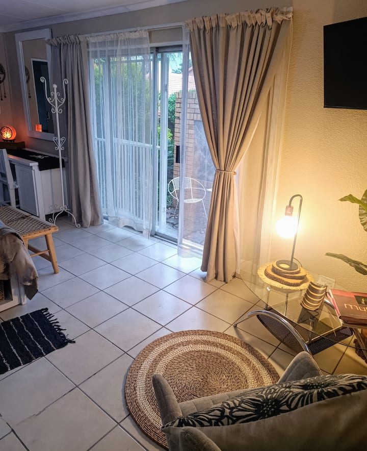 Private Cottage/sleeps 2/perfect For Work & Play - Krugersdorp