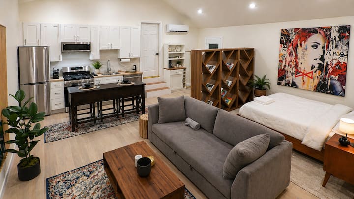 Cheerful Modern Home With Private Backyard - Agoura Hills, CA