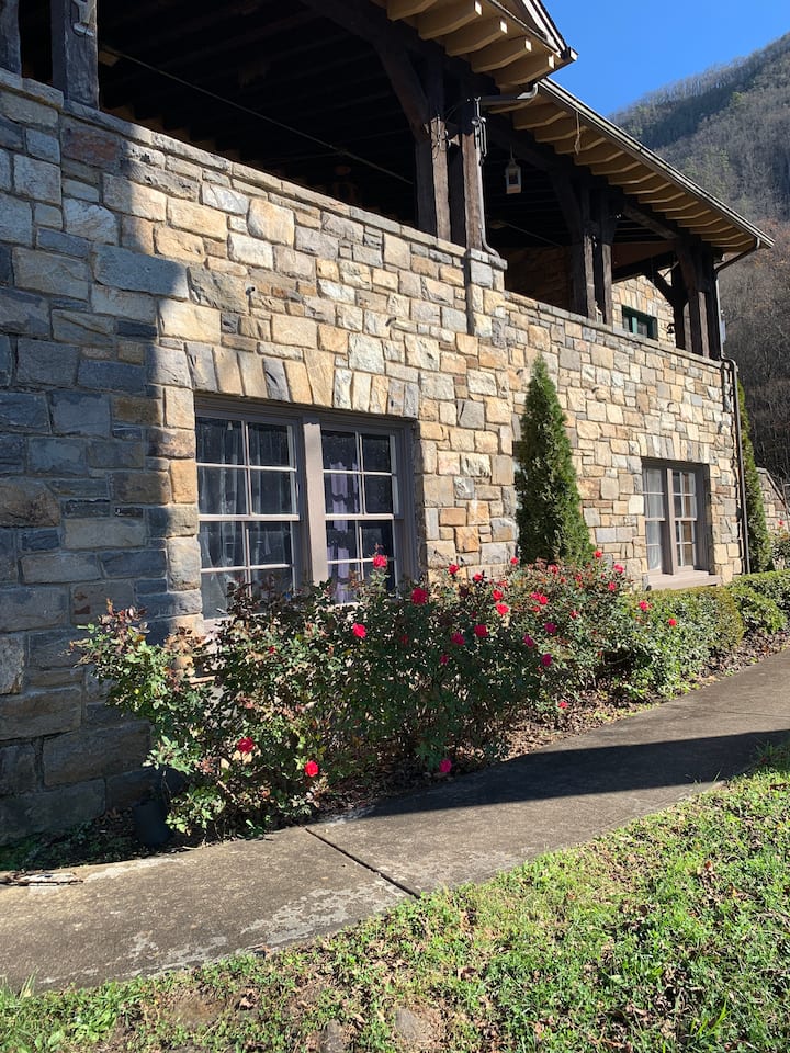 Eagle Crest Room At The Lodge At Smoky Cove - Cherokee, NC