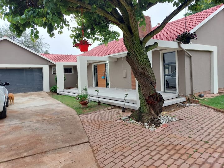 Family-friendly 4-bedroom Haven - Springs
