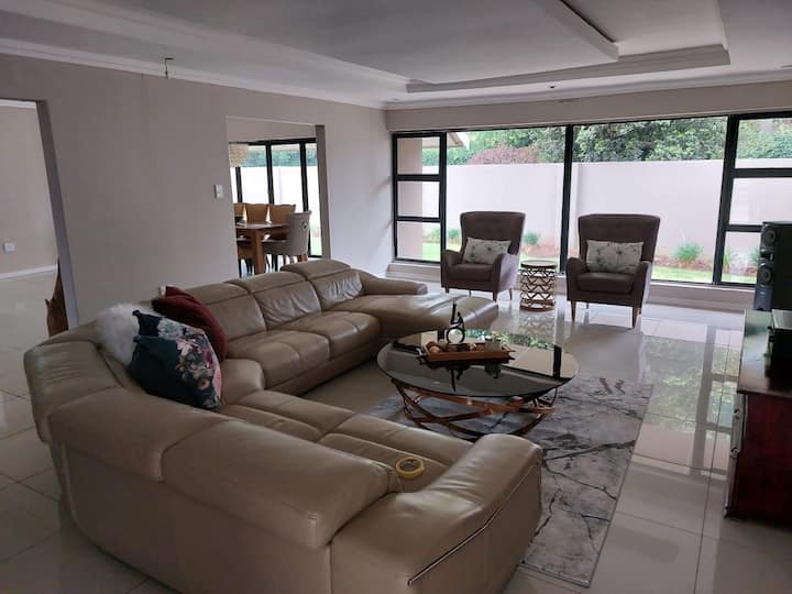 Family-friendly 4-bedroom Haven - Springs