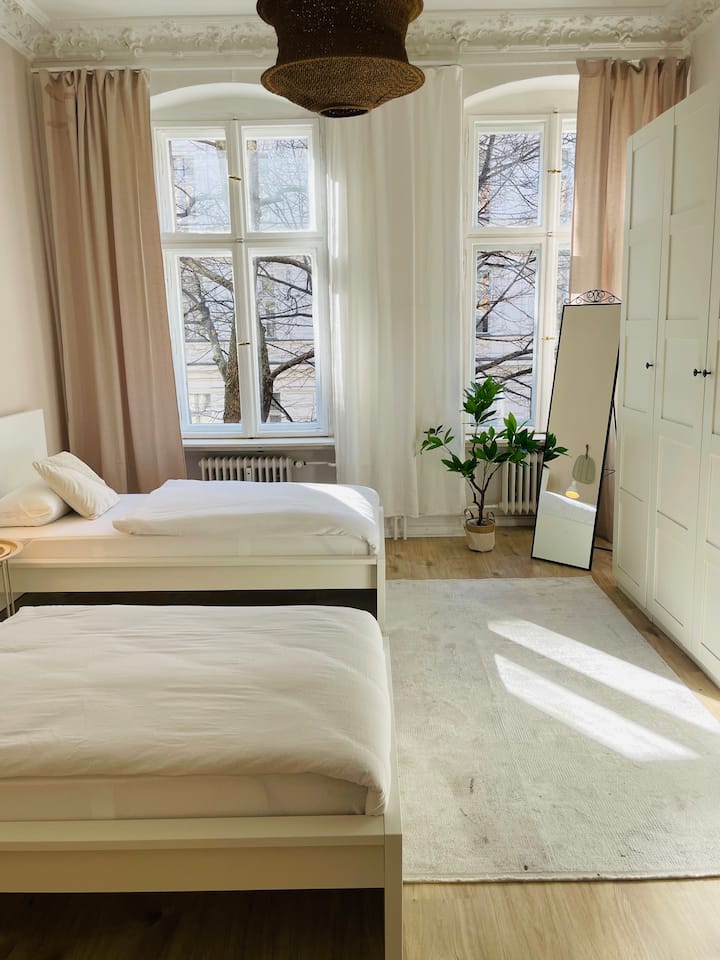 Feel-good Flat In Neukölln – 100 Sqm, 3 Cozy Rooms - Berlin