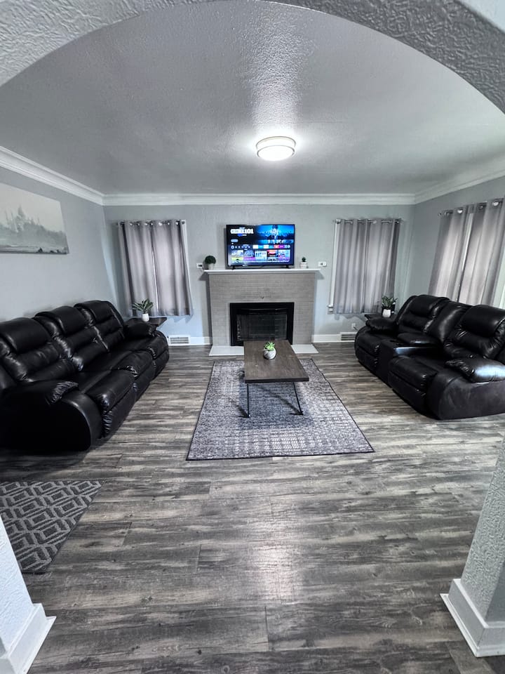 #Rcozyhomes. 3 Queens 3 Bedrooms. 2 Living Rooms - ピオリア, IL