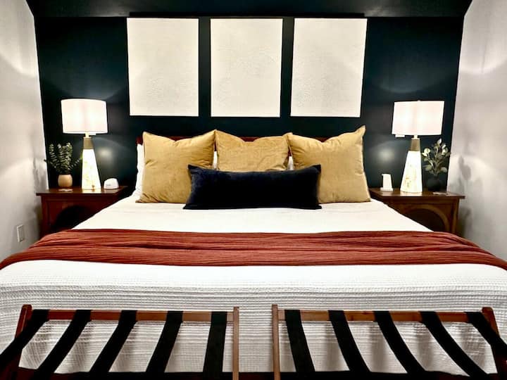 King Suite + Bright Sunroom | Parking | 5 Min Iu - Bloomington, IN