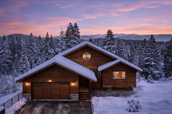 Ski Cabin: Beautiful Views, Foosball, 3 Fireplaces - Truckee, CA