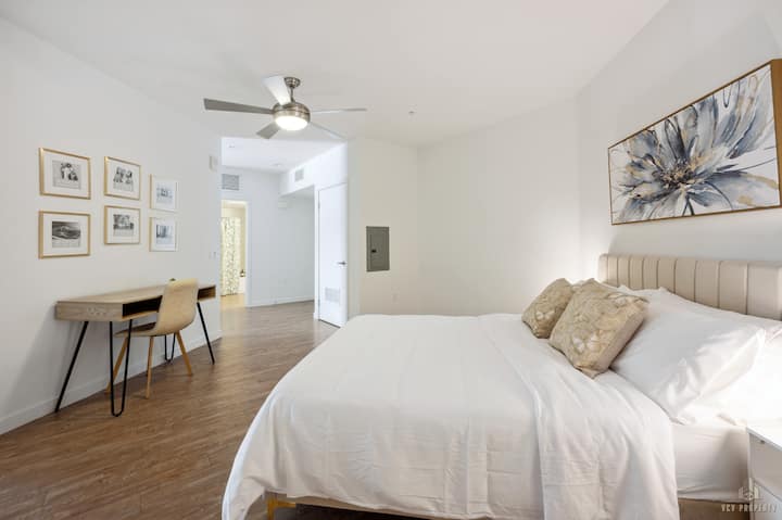 Modern Hollywood Stay • Pool • Bbq • Parking - West Hollywood, CA