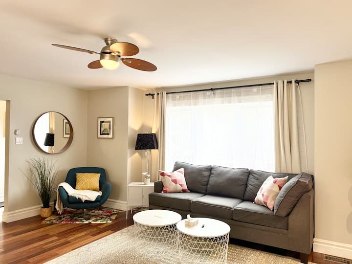 Beautiful 4 Br Lakeside House With Hot Tub - Halifax