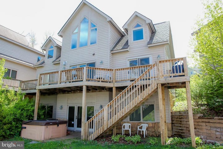 Lake Views! Hot Tub! Walk To Coffee & Lake Rentals - Deep Creek Lake, MD